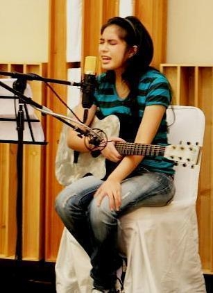 Rommy Chenko "Wall 4 Charity": Female Guitarist I (Prisa Rianzi)