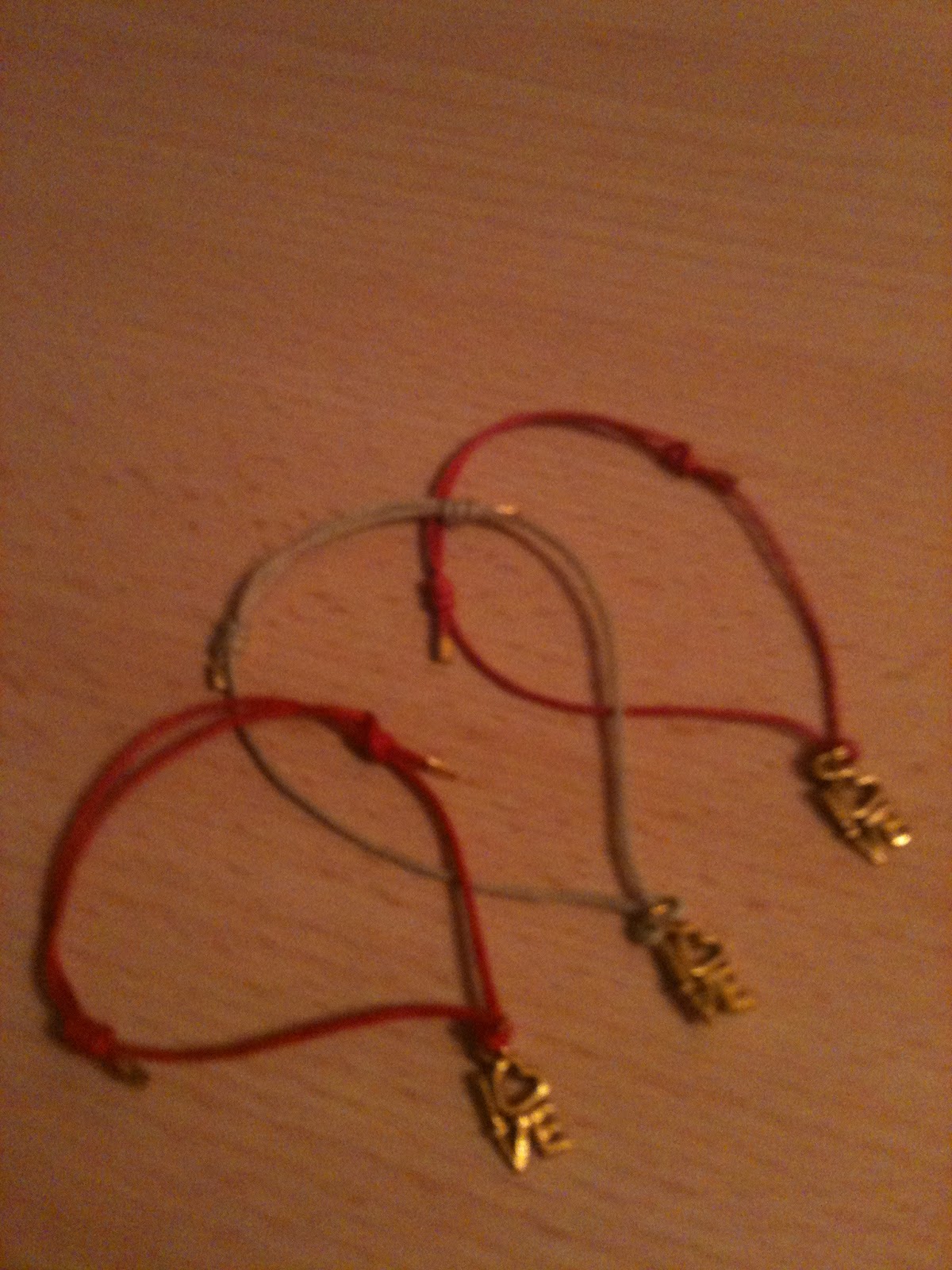 Bijuterii Handmade: Bratari Handmade cu snur rosu