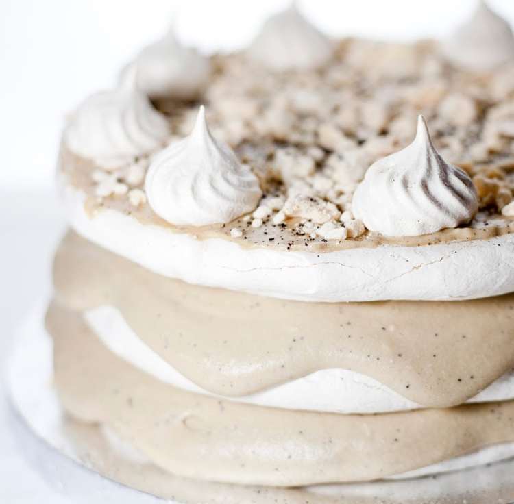 Reteta de Tort de bezea cu crema de cafea, un dulce festiv usor de facut.