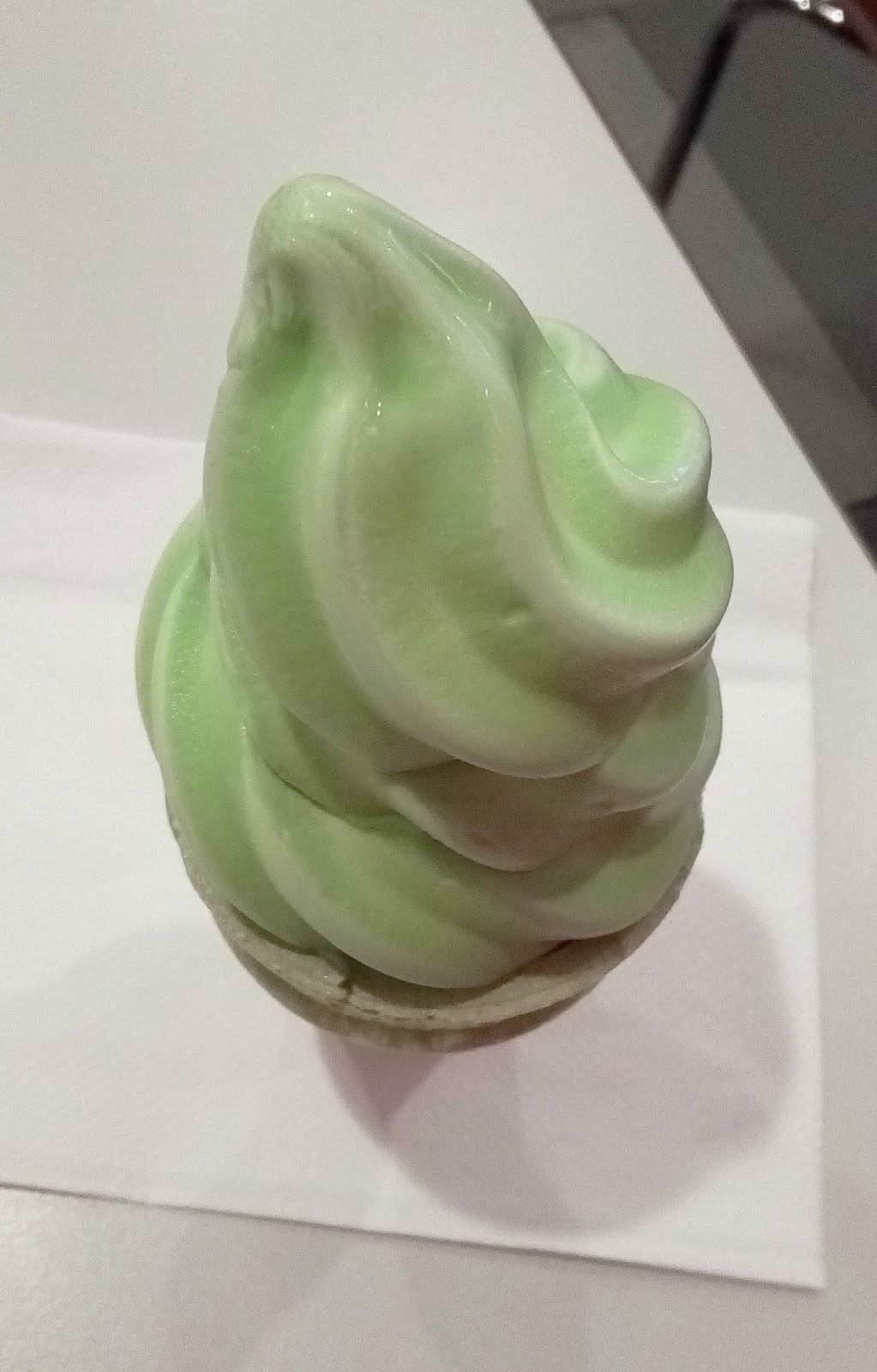 Supersupergirl's Food Reviews: McDonalds Hong Kong : Matcha cone