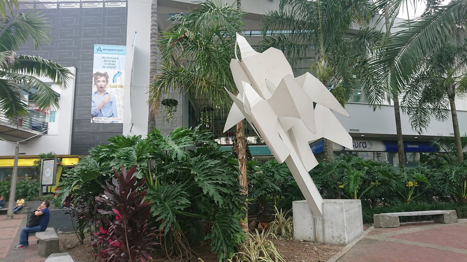 Esculturas de Colombia: Palomas que alzan vuelo - Anibal Gil Villa