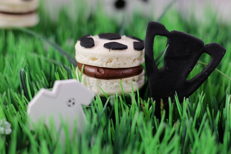 Startklar für das EM- Viertelfinale: Fußball Macarons mit dunkler ...