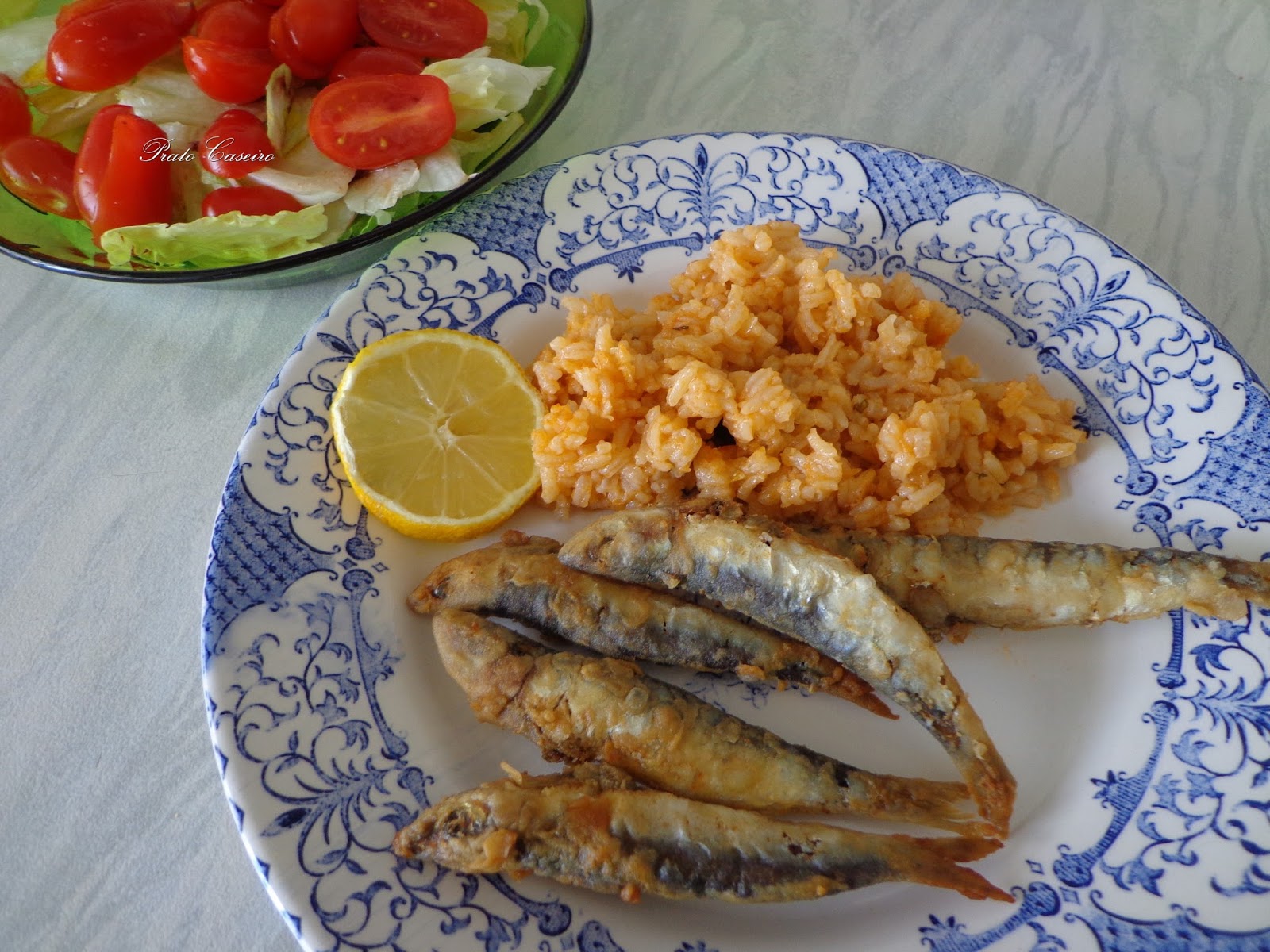 Prato Caseiro: Petingas fritas com arroz de tomate