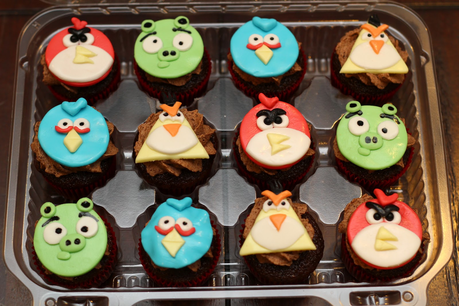 Sweet Cakes & Honey Buns: Angry Birds Cake and Cupcakes #1