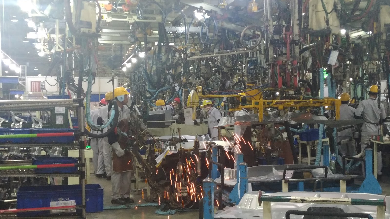 LIMA PROSES PEMBUATAN SEBUAH MOBIL / astarianadya