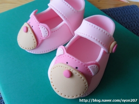How to make fondant baby shoes