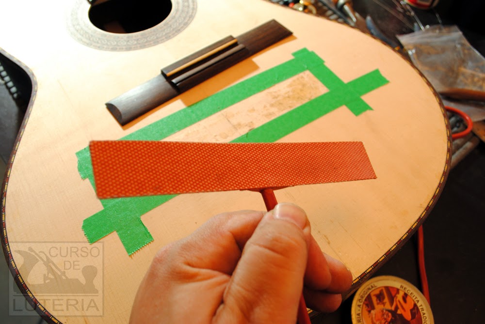 VIOLA MINEIRA: retirar o cavalete da viola e do violão.