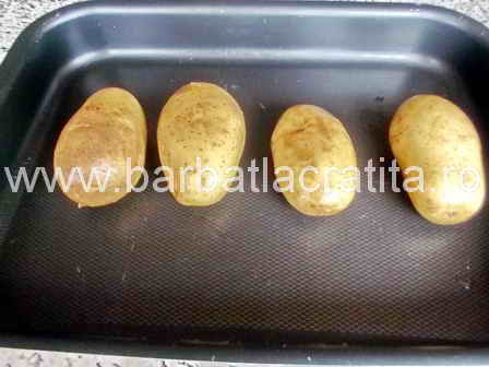 Cartofi copți cu smântână | Rețete BărbatLaCratiță