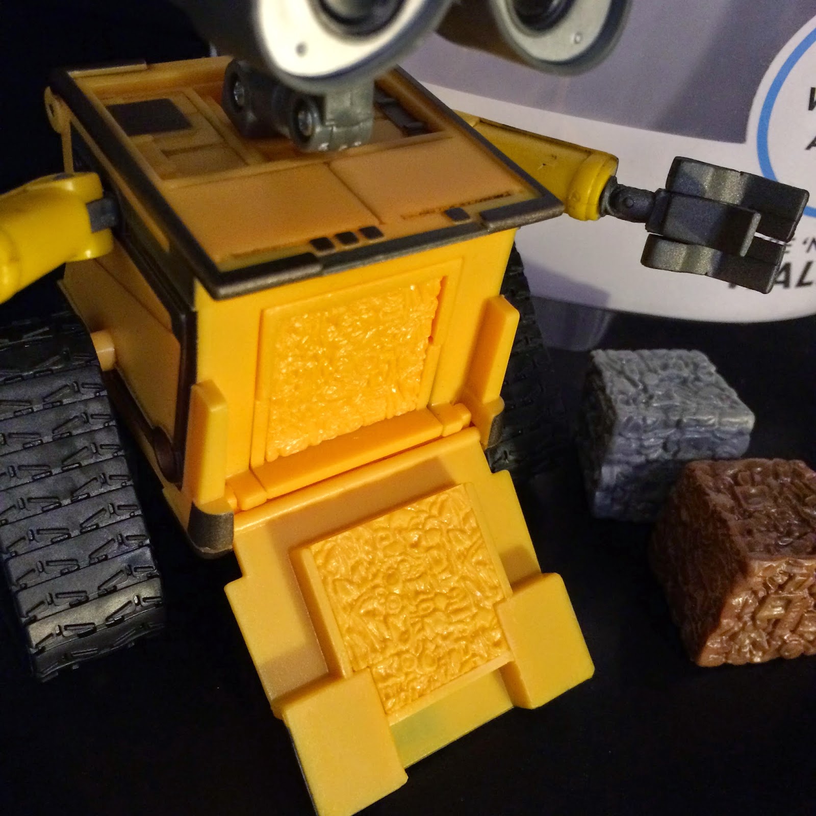 Dan the Pixar Fan: Wall-E: Cube 'N' Stack Wall-E Action Figure