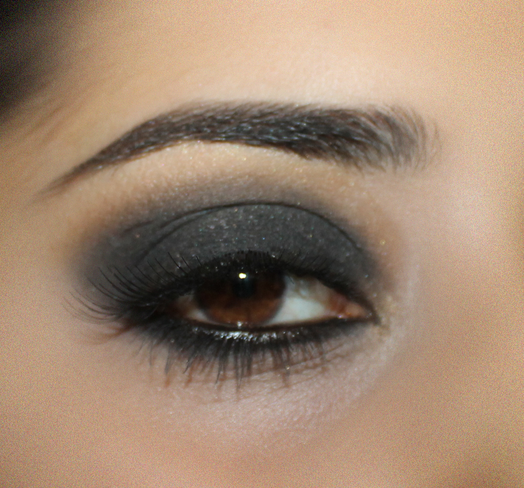 Cosmeticz Junkie: How To Do A Classic Black Smokey Eye Look