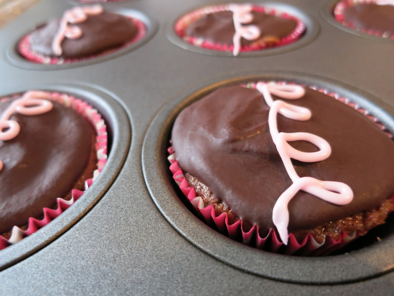 everyday sage: raspberry 'hostess' cupcakes