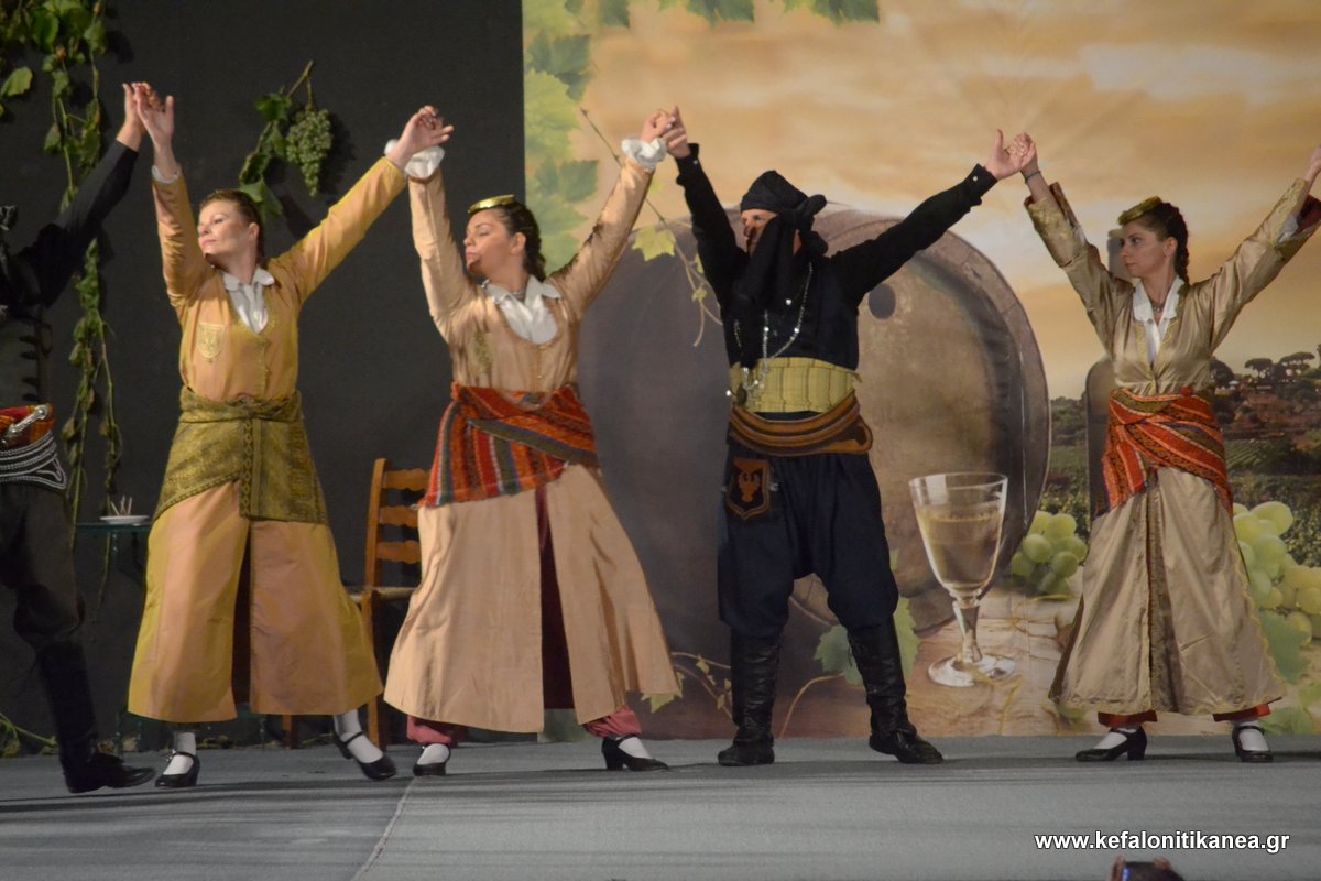 33 ελληνικοί παραδοσιακοί χοροί – Μια μαγική χορευτική βραδιά από τον ...