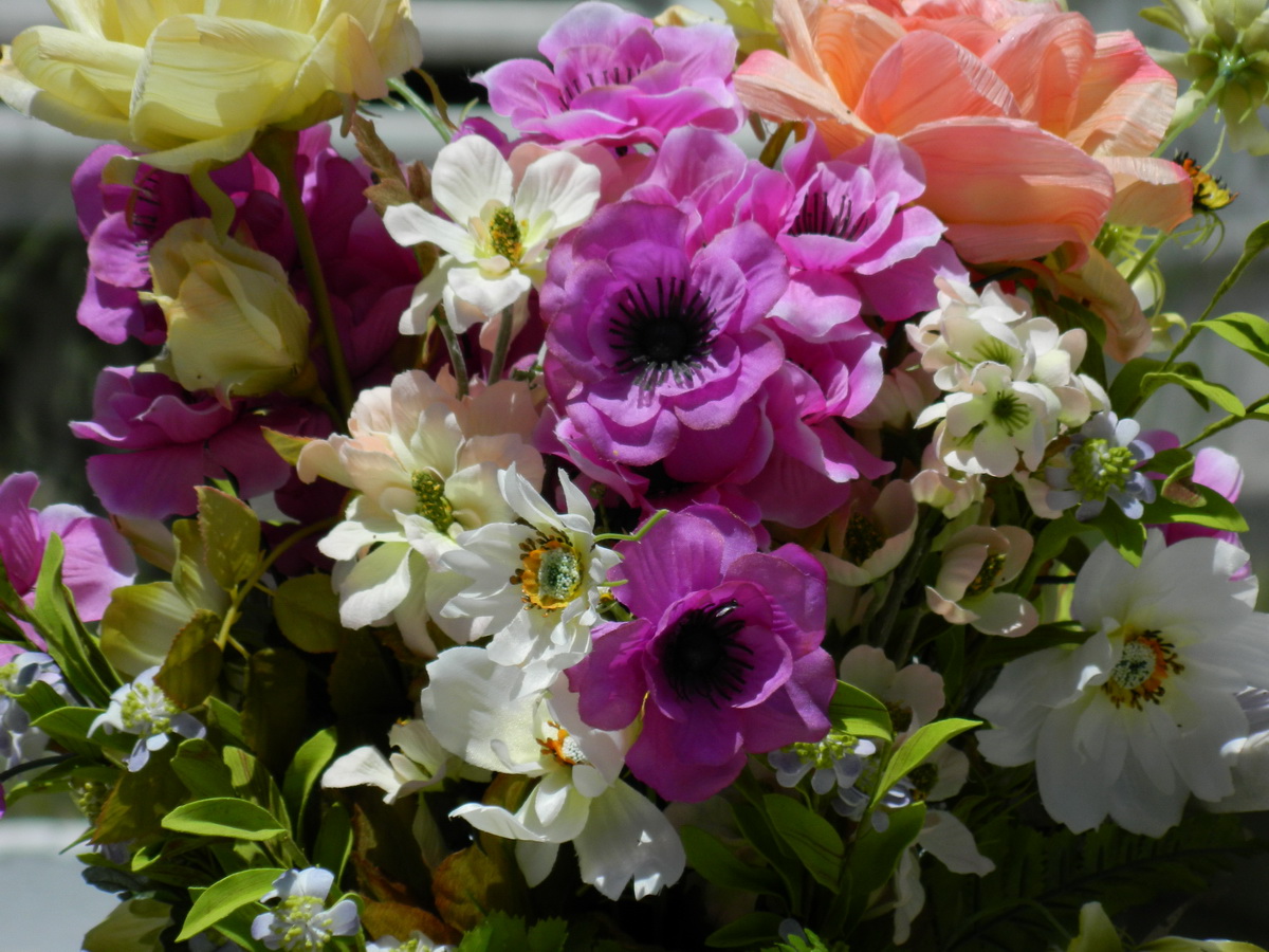 LA MULTI ANI, ROMANIA!: Flori de plastic