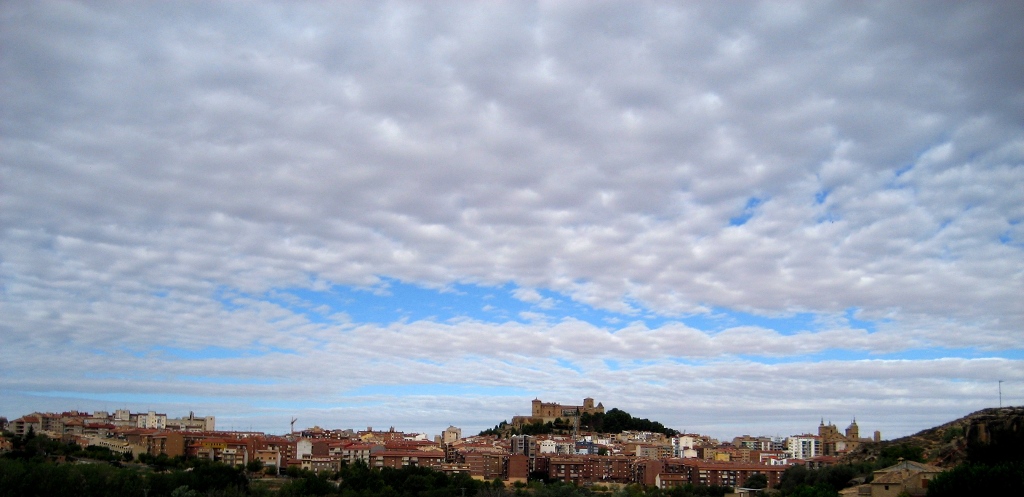 La vida entre rocas: stratocumulo y altocumulo y altocumulo lenticularis