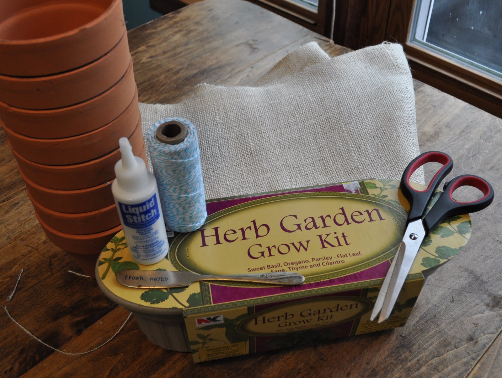 jessicaNdesigns: DIY Burlap & Bunting Fresh Herb Pots