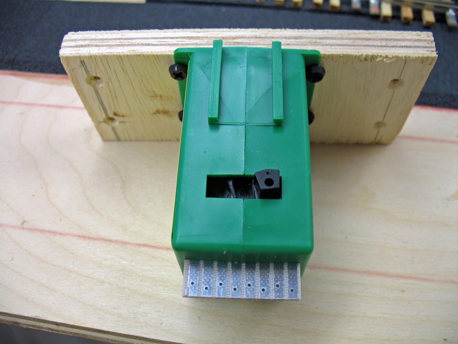 Free Model Railroad Clinics: Some Simple Switch Machine Solutions