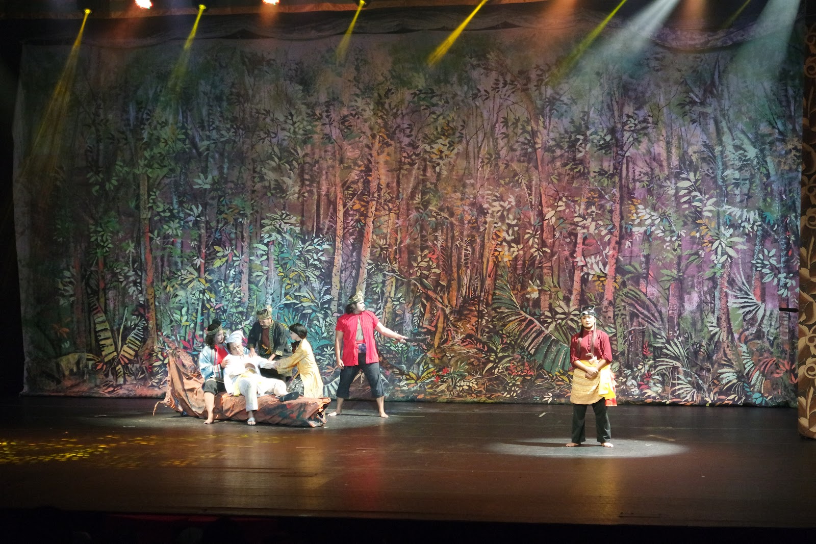 TEATER BANGSAWAN DEWA KENCANA MEMARTABATKAN SENI SILAT DAN WANITA