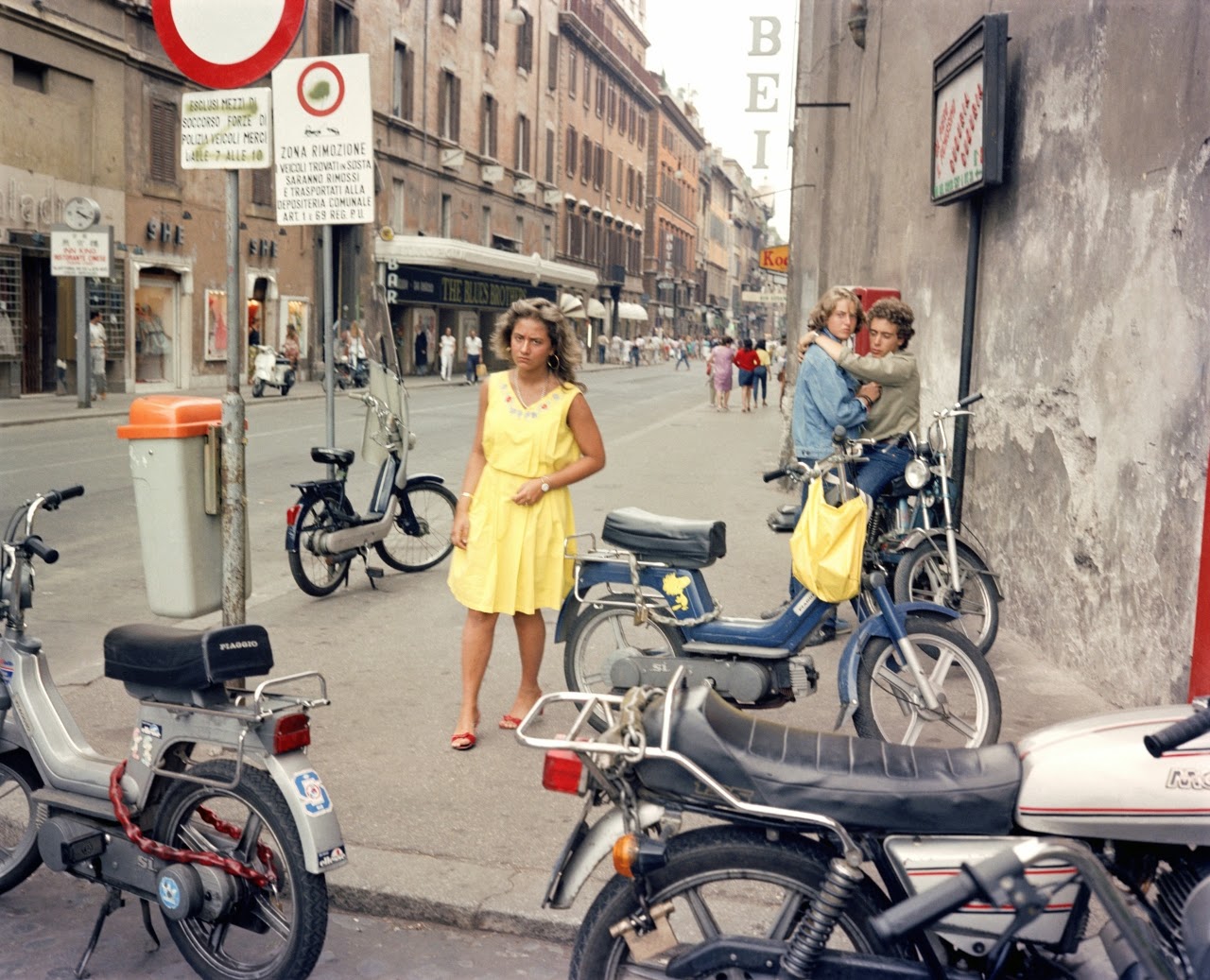 15 Wonderful Color Photographs Captured Everyday Life in Italy in the ...
