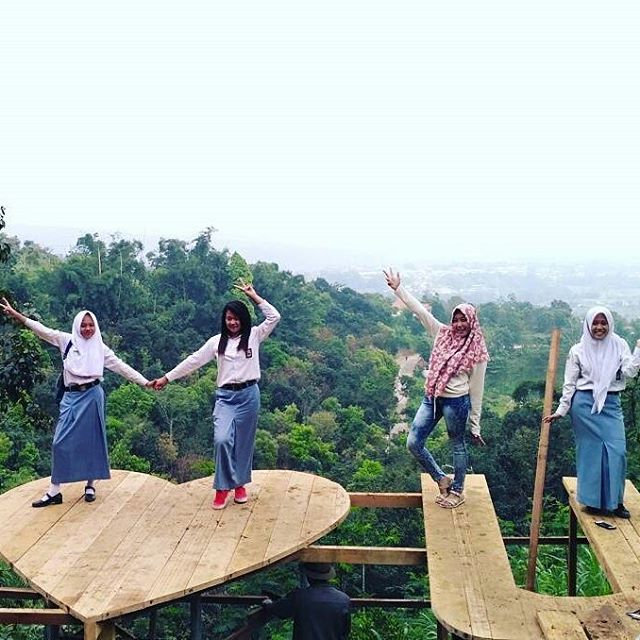 Nyari tempat buat foto disi tempatnya Claket adventure park-Trawas ...