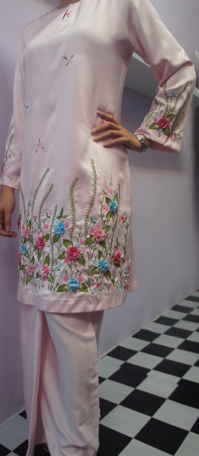 Riessa Rose Boutique Ampang : Baju kurung moden bersulam bunga timbul