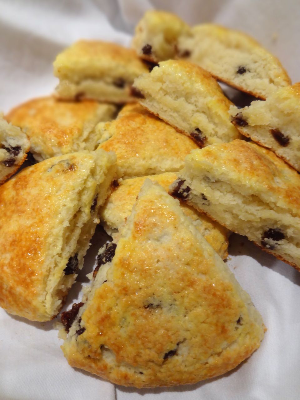 Scrumpdillyicious: Ma Gosnell's Buttermilk Scones with Raisins