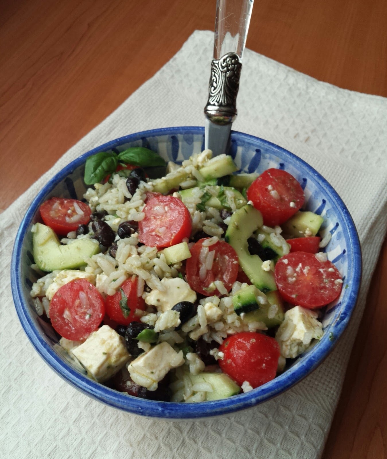 Quem rapa o tacho?: Salada de arroz com queijo feta e feijão-preto