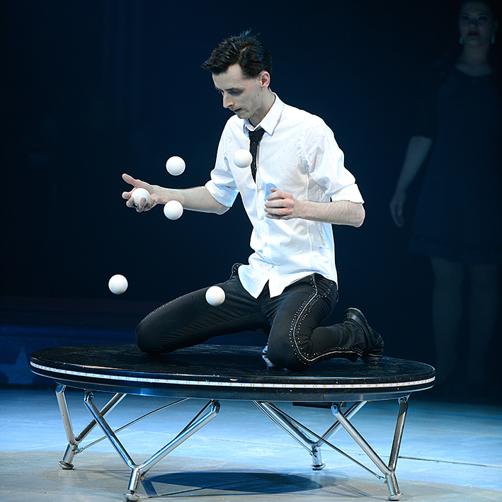 Yvon Kervinio photographe: Alan SULC, jongleur. Photos François DEHURTEVENT