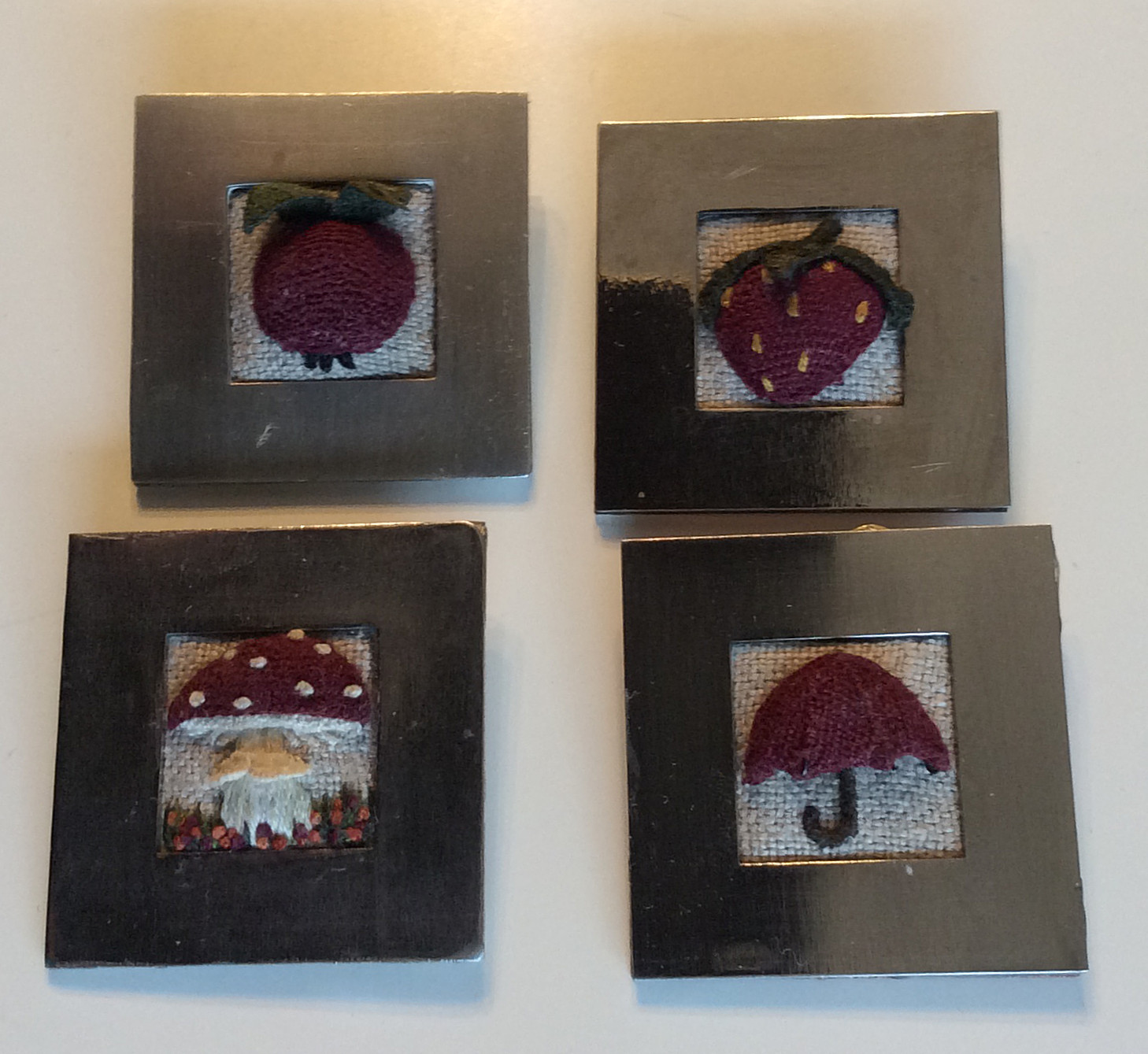 .: SMÅ BITTE BRODERIER