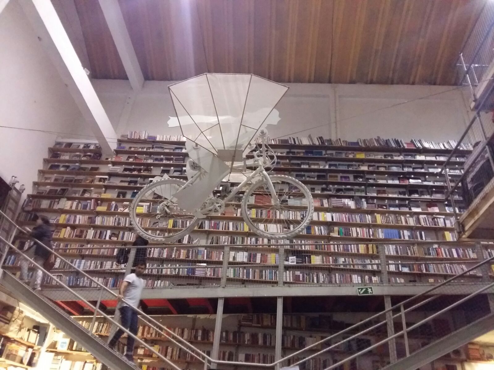 La puerta a un mundo: Librerías que visitar en Lisboa, Portugal