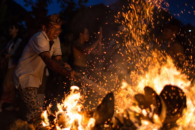 Perang Api di desa Nagi, Ubud, Bali ~ Explore Bali