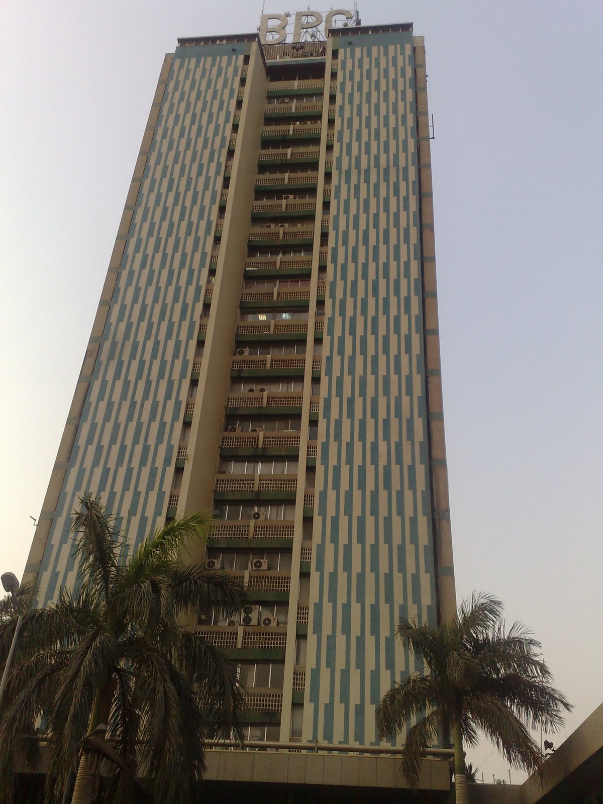 Luanda | Banco BPC | Renovação e mudança de fachada | SkyscraperCity Forum