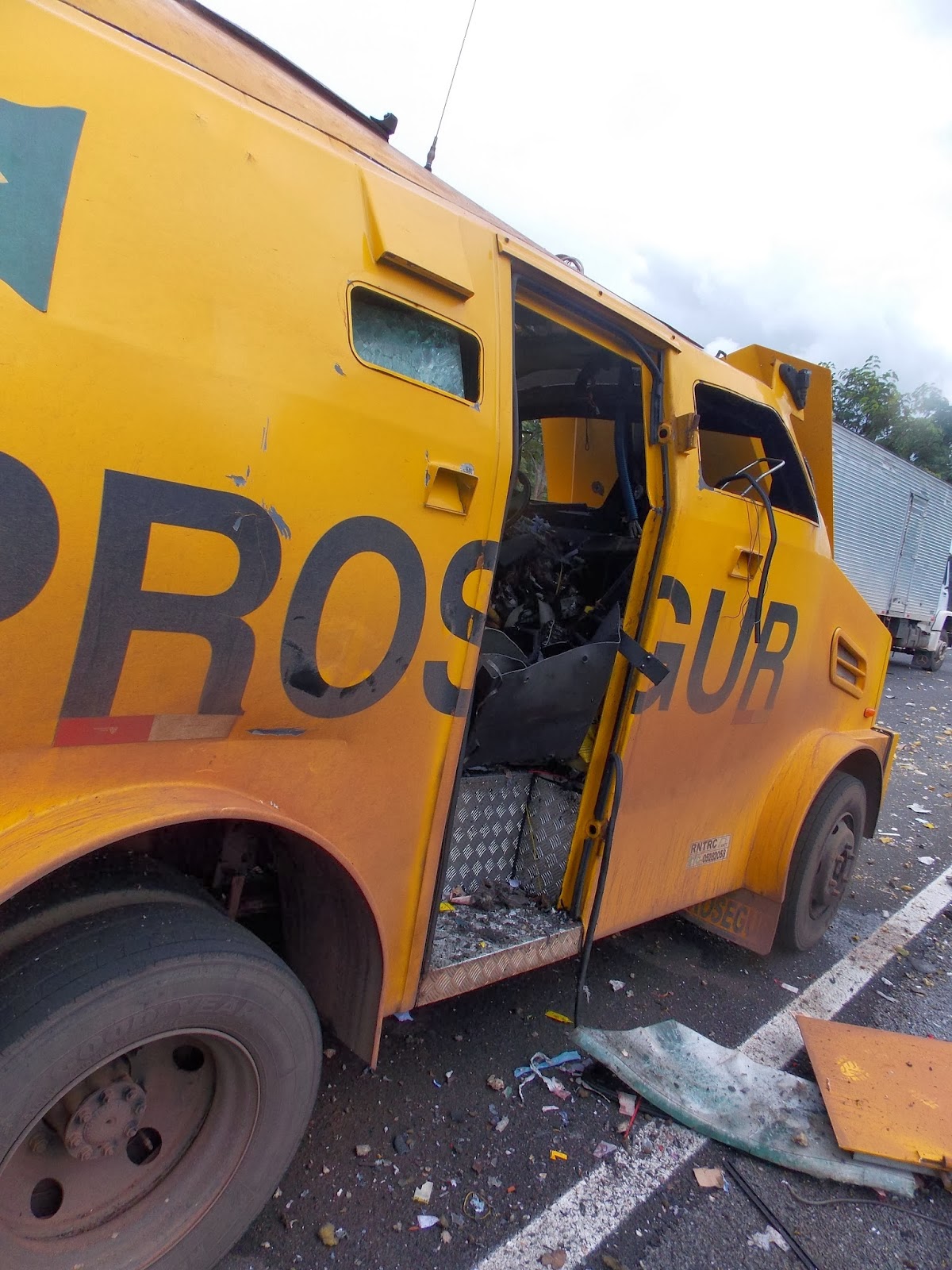 ATIVIDADE: Primeiras imagens do carro forte explodido por ladrões na GO-118