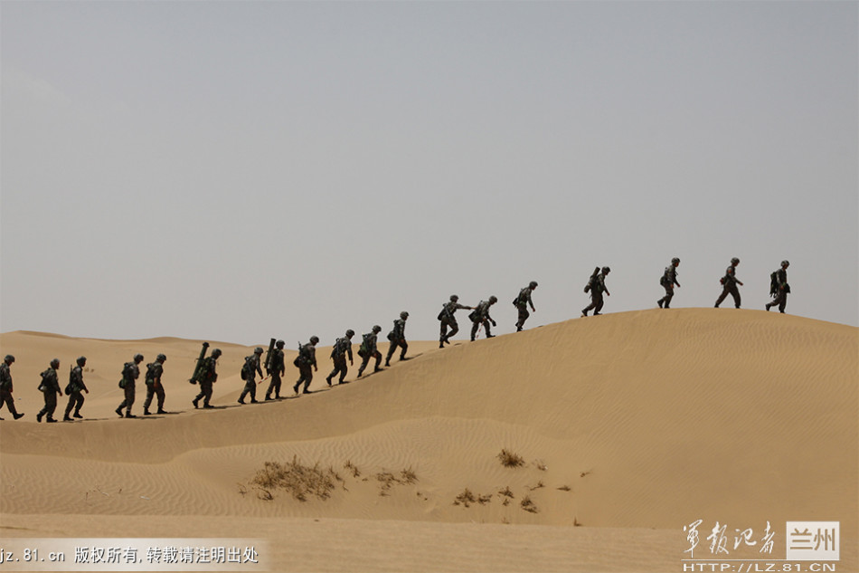 Asian Defence News: Chinese PLA soldiers practice fighting in the desert
