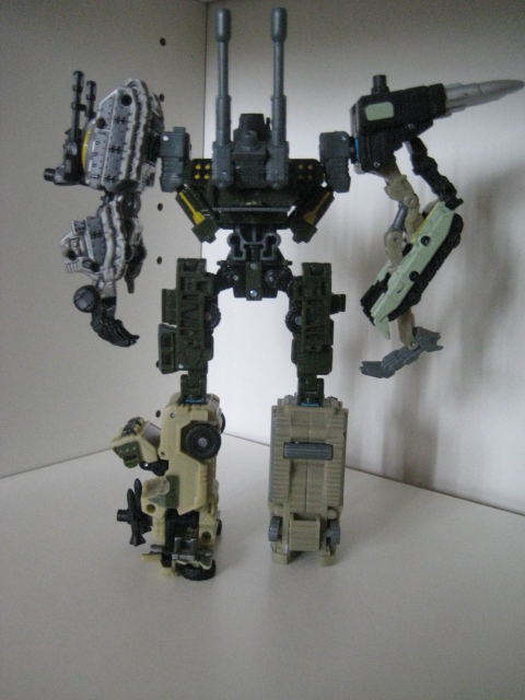 ChCse's blog: Toy Review: Transformers PCC Bombshock w/ Combaticons