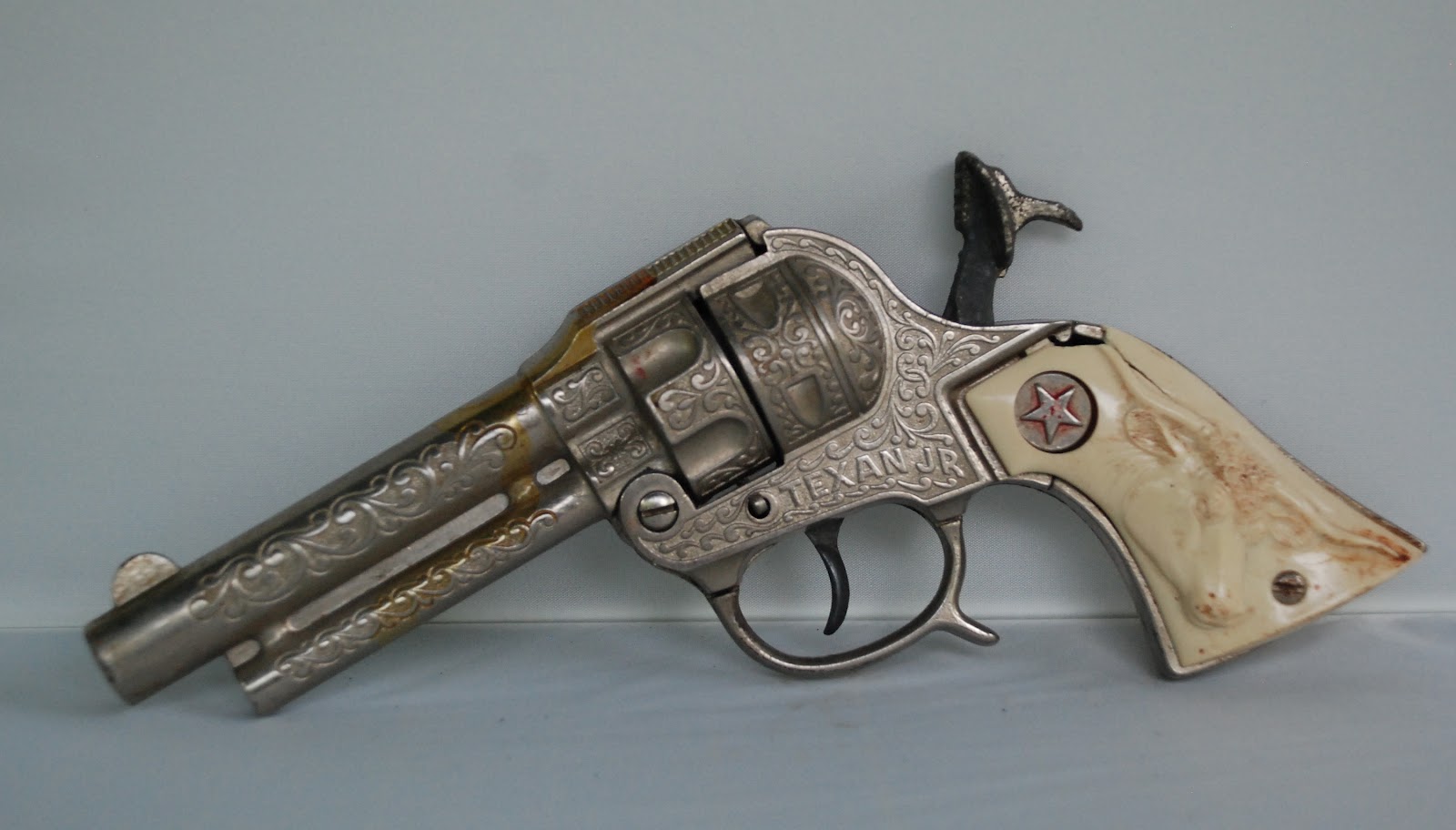MudBay Auctions: Vintage Cap Guns, Roy Rogers Mineral City, Belleek ...
