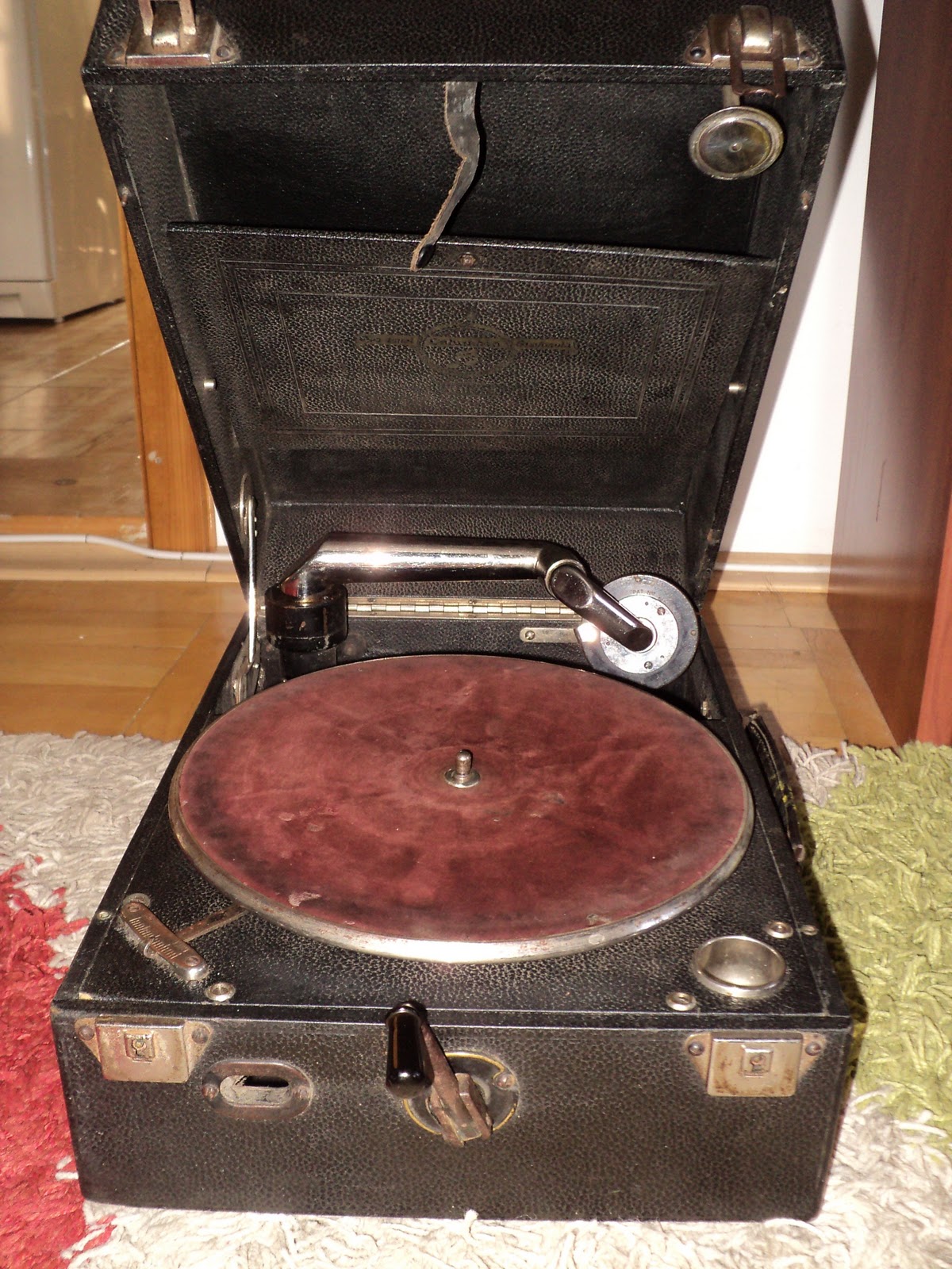 Muzeul de acasa: Patefon VIVA SONAL COLUMBIA made in England nr. 109A