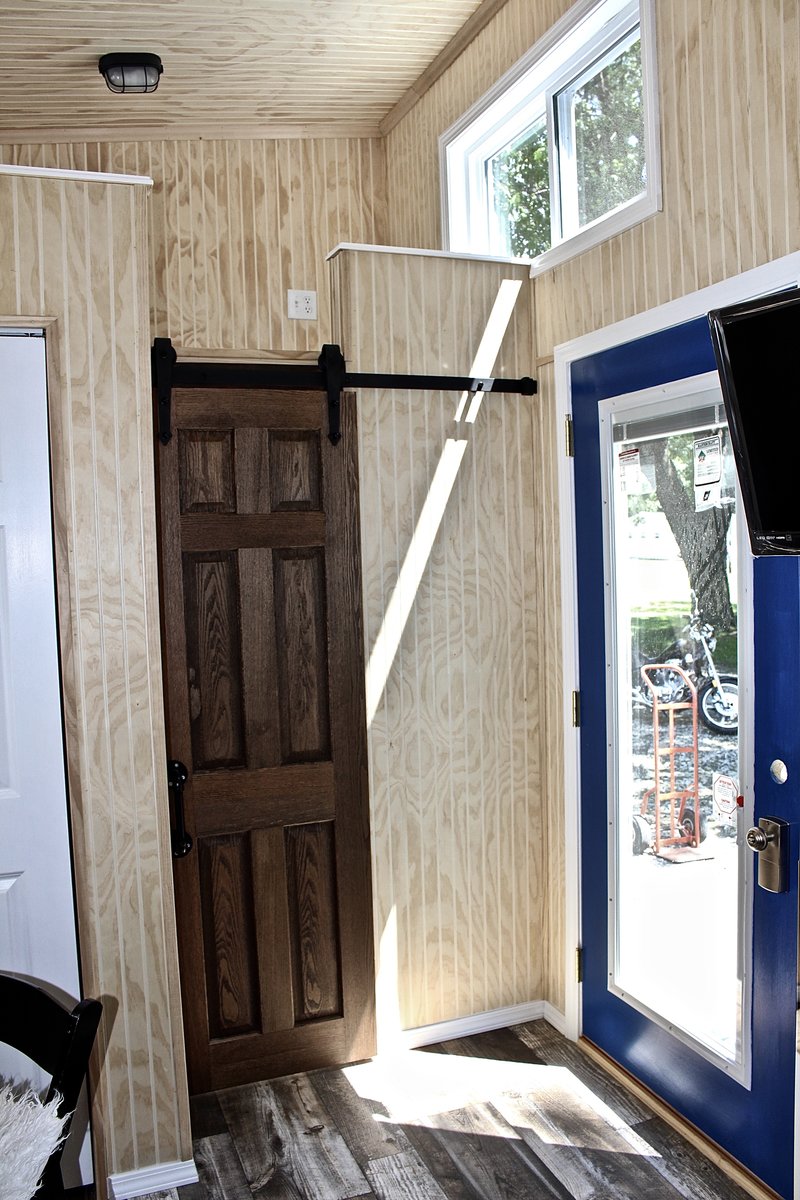 TINY HOUSE TOWN: Chalet Shack (352 Sq Ft)