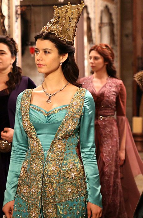 Beren Saat Biography
