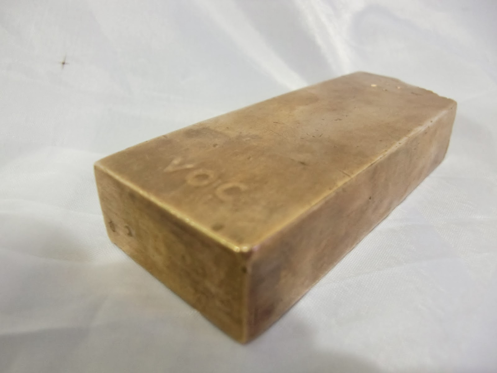 CILEGON ANTIK: Penindih Kertas Bahan Kuningan Bentuk Batangan Emas VOC