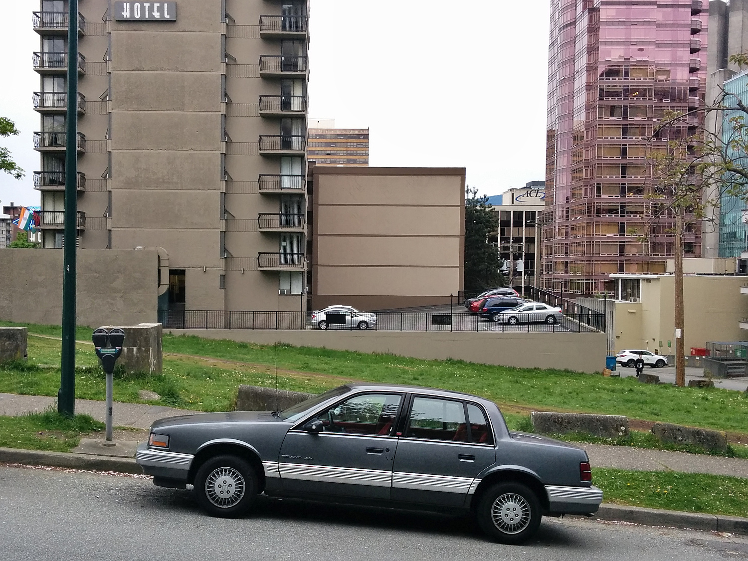 Old Parked Cars Vancouver: 1986 Pontiac Grand Am
