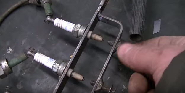 การทดสอบประกายไฟจุดระเบิดของหัวเทียนทั้ง 4 หัว ด้วยอุปกรณ์ประดิษฐ์เอง ...