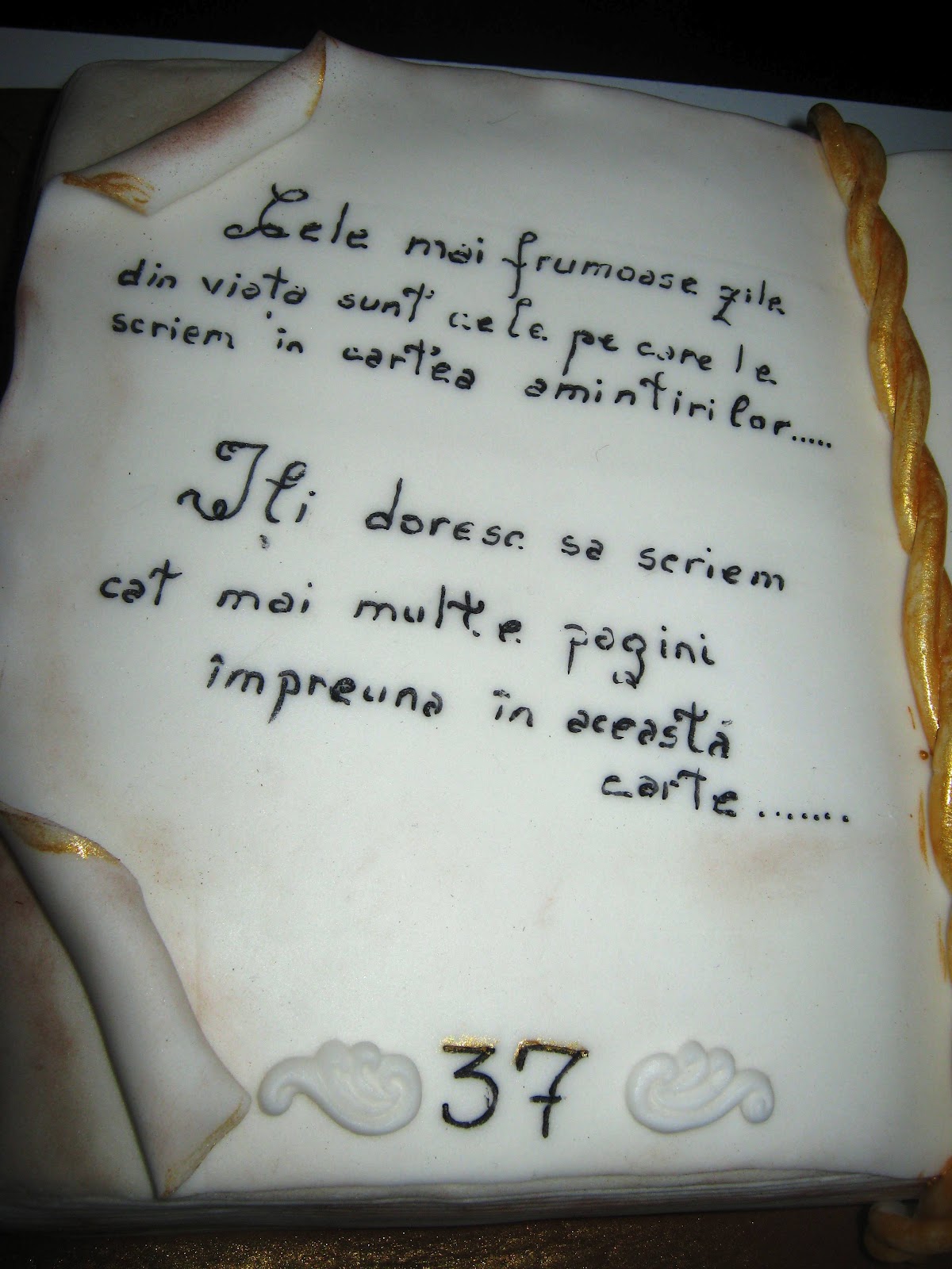 COMANDA TORT BUCURESTI: Tort -O carte cu dedicatie romatica...