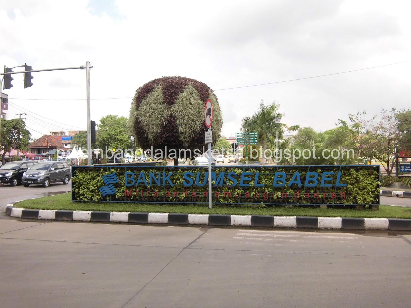 Palembang Dalam Sketsa: Taman Pesirah Bank Sumsel Babel