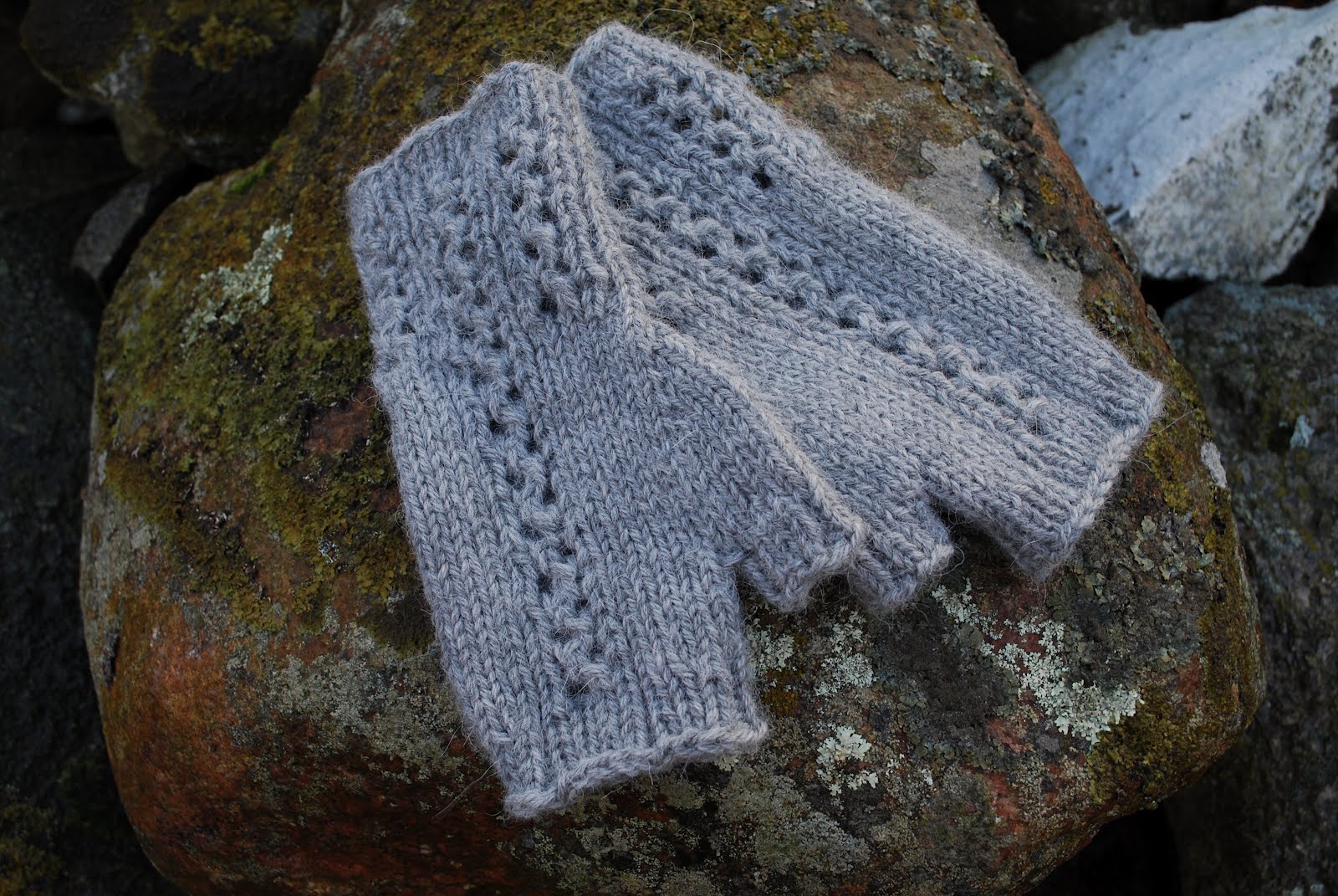 Ulliga, gulliga, färgglada: Lingon - ett par halvvantar med hålmönster