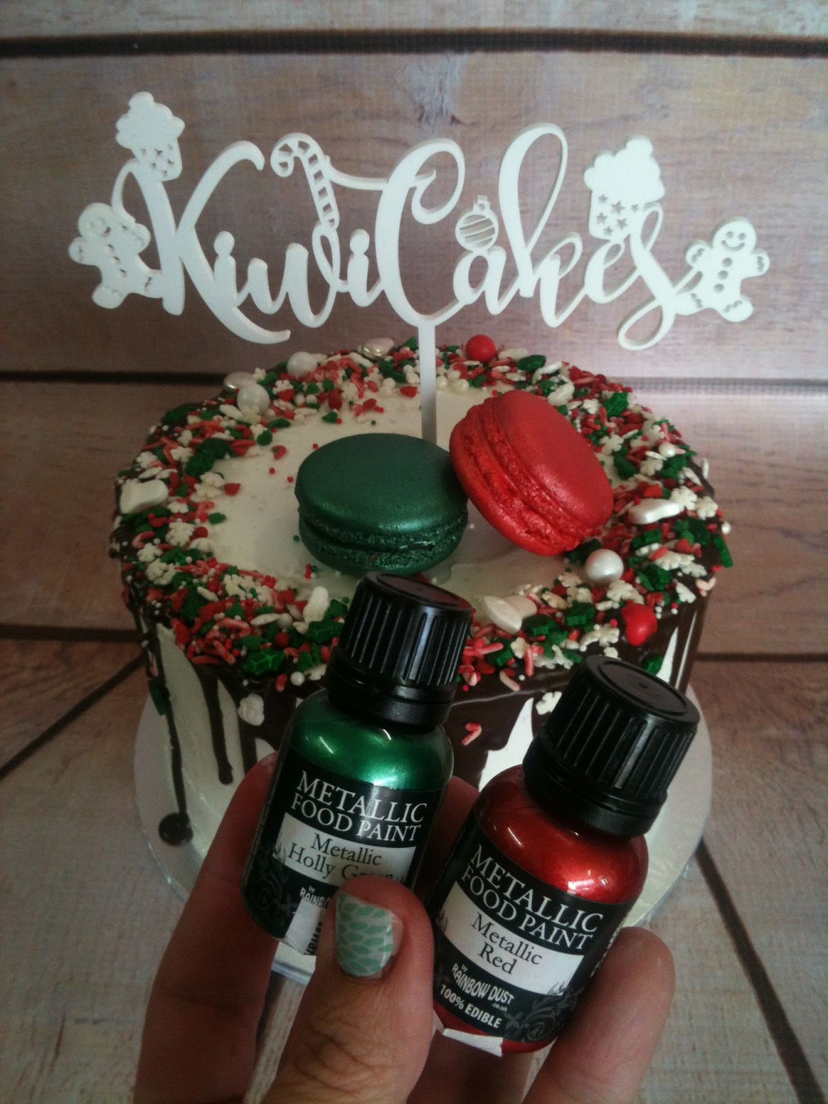 Kiwi Cakes: Christmas drip cake from Kiwicakes