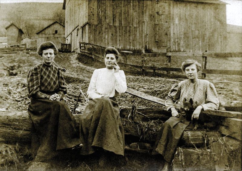 37 Lovely Photos That Show Farm Ladies Over 100 Years Ago ~ Vintage ...