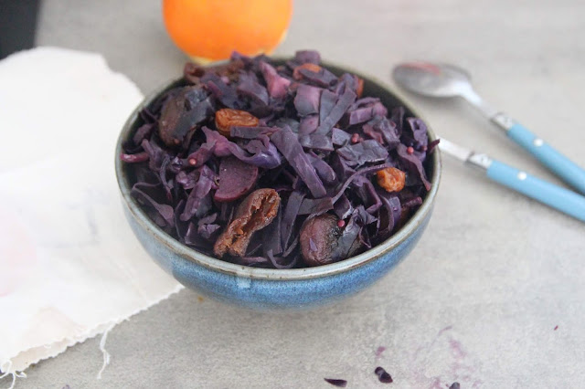 Cuillère et saladier: Chou rouge braisé aux fruits secs et aux épices