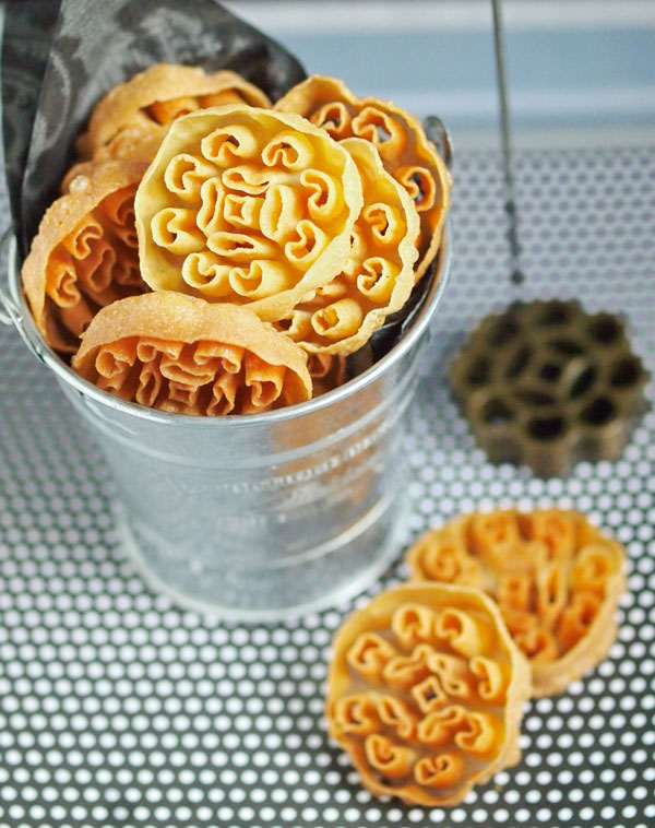 Ribbon And Circus: Kueh Rose a.k.a Honeycomb Cookies