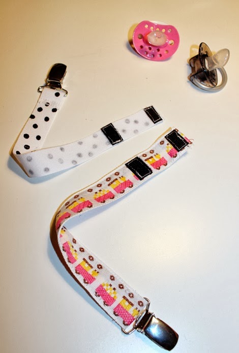 Onshore: Pacifier clip with a ribbon