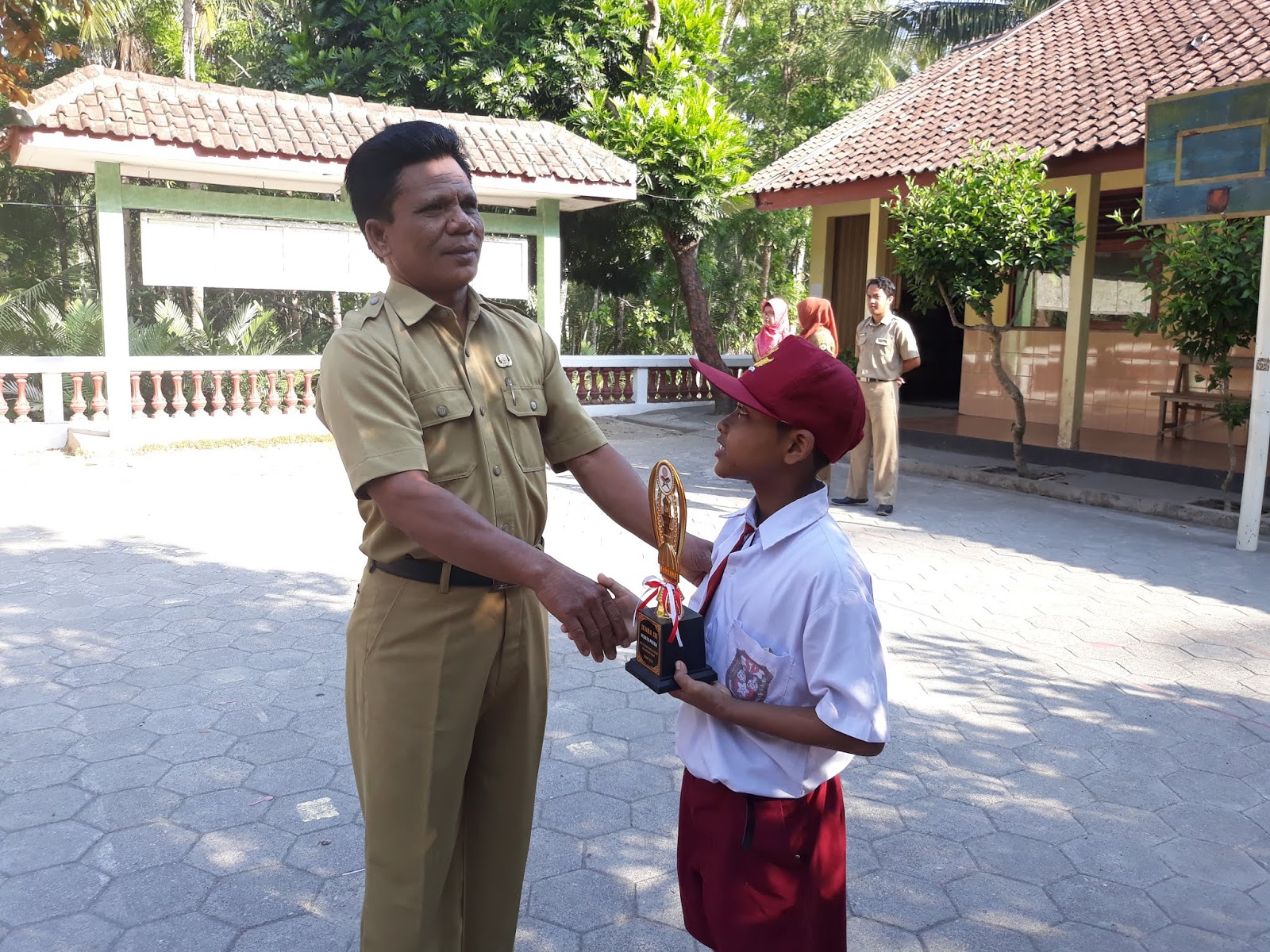 SD Negeri Tangkisan: pemberian piala dan piagam kepada siswa yang ...